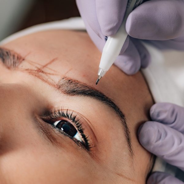 Microblading : la méthode pour redessiner ses sourcils après un cancer ...